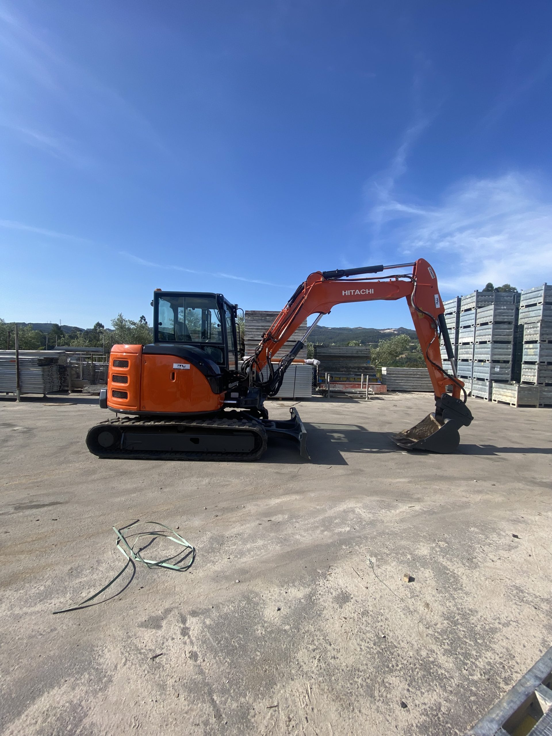 Hitachi ZX65USB-5A CLP – Maquivessadas